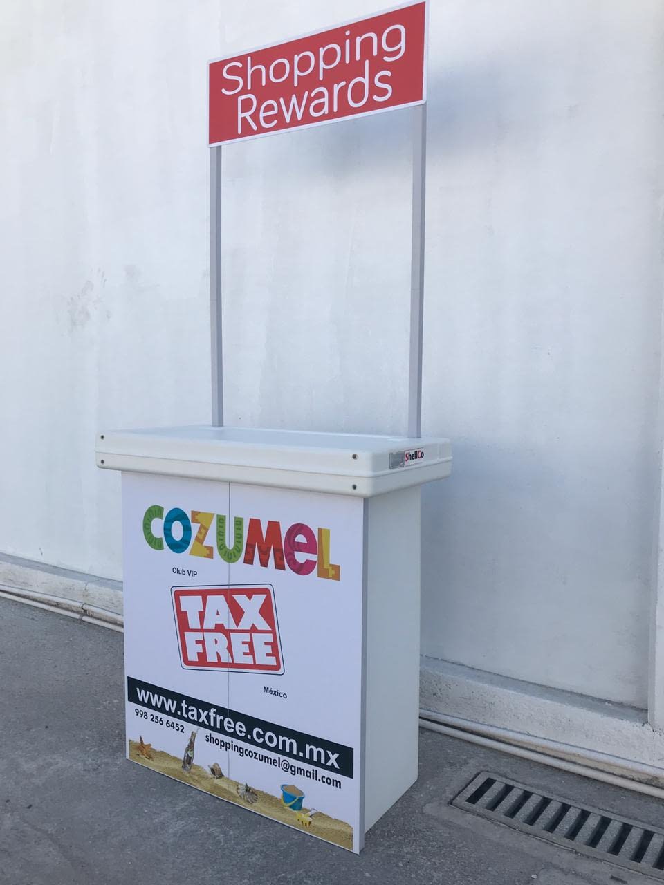 Displays Portátiles Shell counter para TAX FREE - Displays Cancún